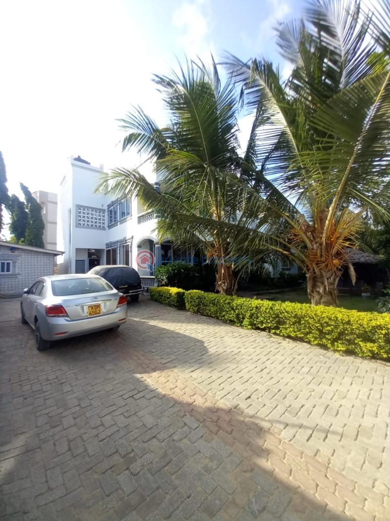 6 bedroom Mini Flat For Sale Bamburi Utange Area near Braeburn ...