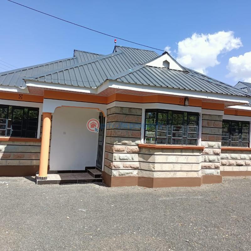 3 bedroom House For Sale Less Than A Kilometer From The Tarmac Road ...